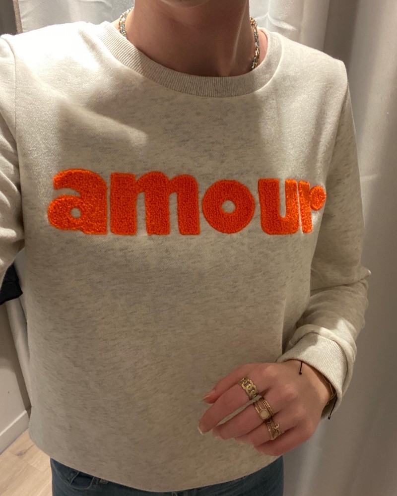 sweat gris clair brodé "AMOUR" en orange JUBYLEE